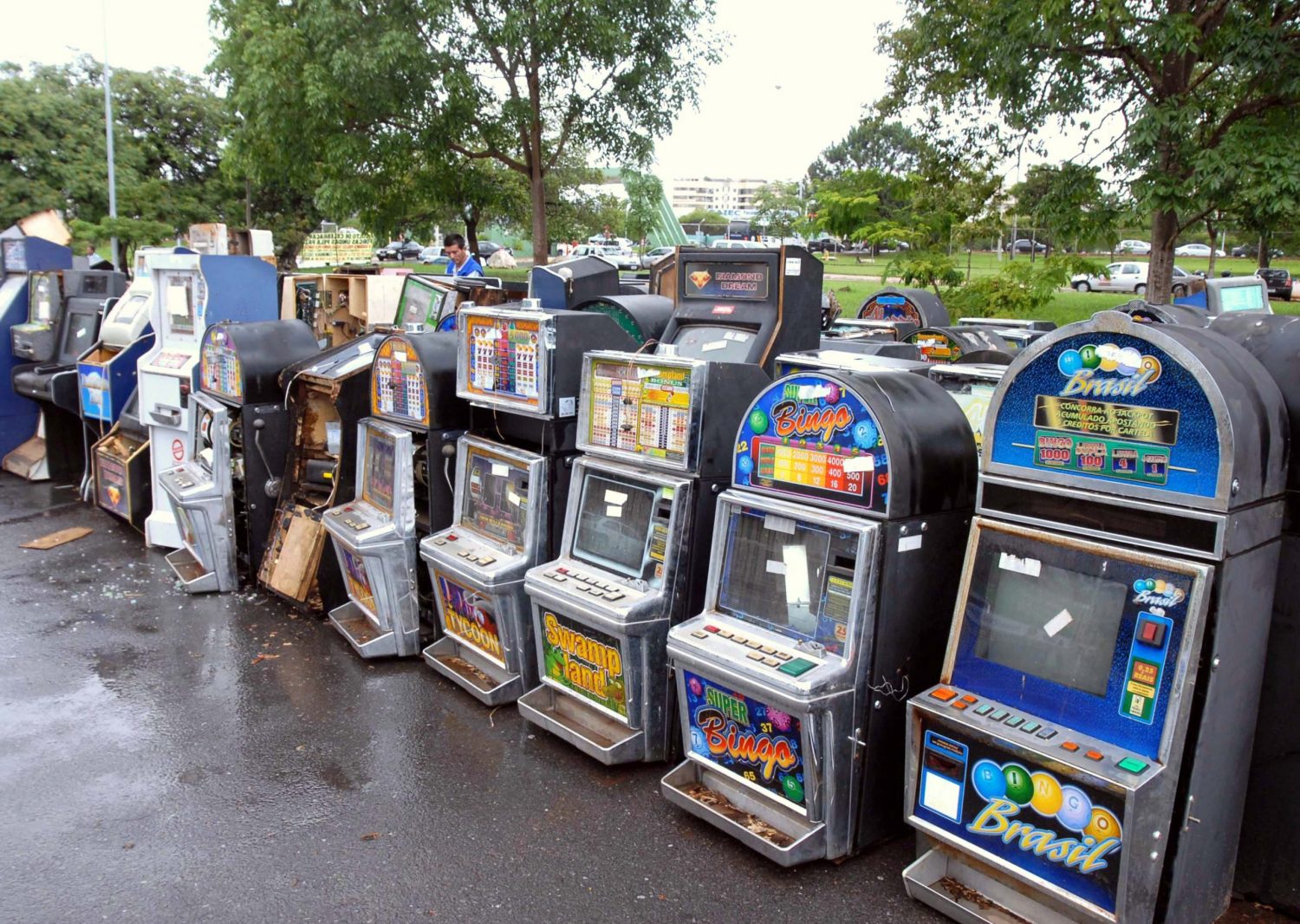 Slot Machines and Human Behavior acquisition and Reinforcement